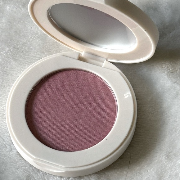 Farmasi | Makeup | Powder Blusher Is Your Go To Solution For Achieving ...